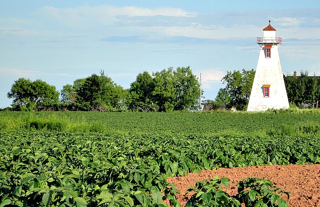 Leard's Back Range Lighthouse - Island Shore Traveler